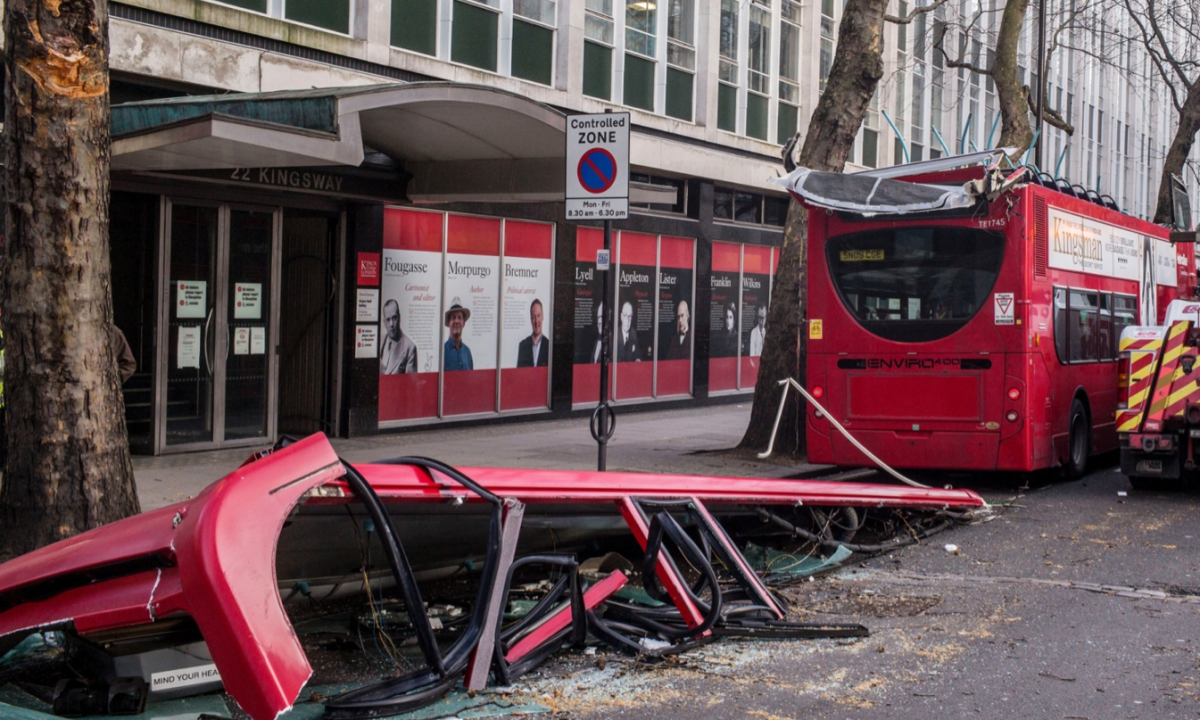 London bus roof ripped off in Holborn - video - UK news - NewsLocker