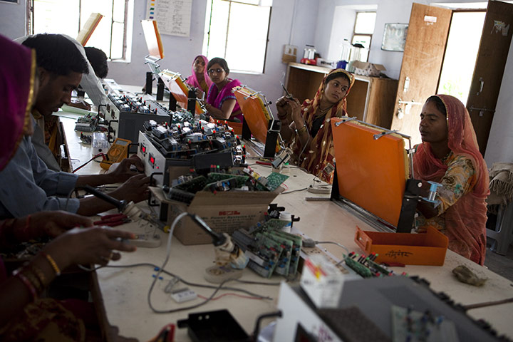 The women of India's Barefoot College bring light to remote villages ...