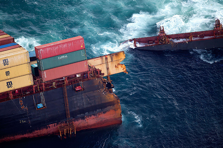 Cargo ship Rena breaks up on New Zealand reef - in…