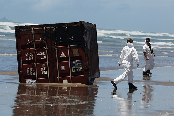 Cargo ship Rena breaks up on New Zealand reef - in…