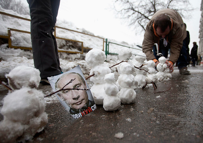 Human chain protest targets Vladimir Putin