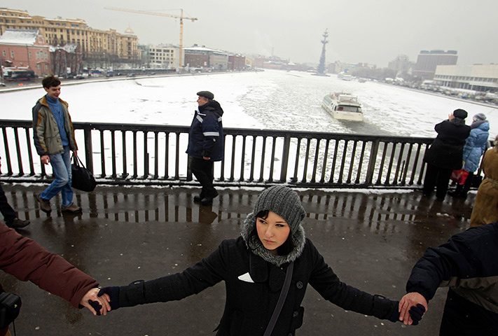 Human chain protest targets Vladimir Putin
