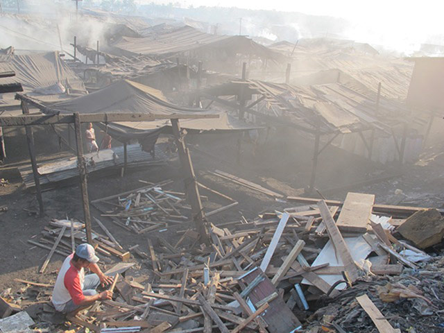 Making charcoal in Ulingan slum, the Philippines – in…