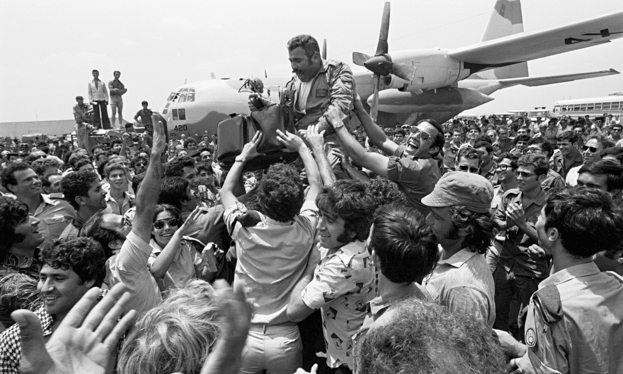 OPERATION THUNDERBOLT: FLIGHT 139 AND THE RAID ON ENTEBBE AIRPORT, THE ...